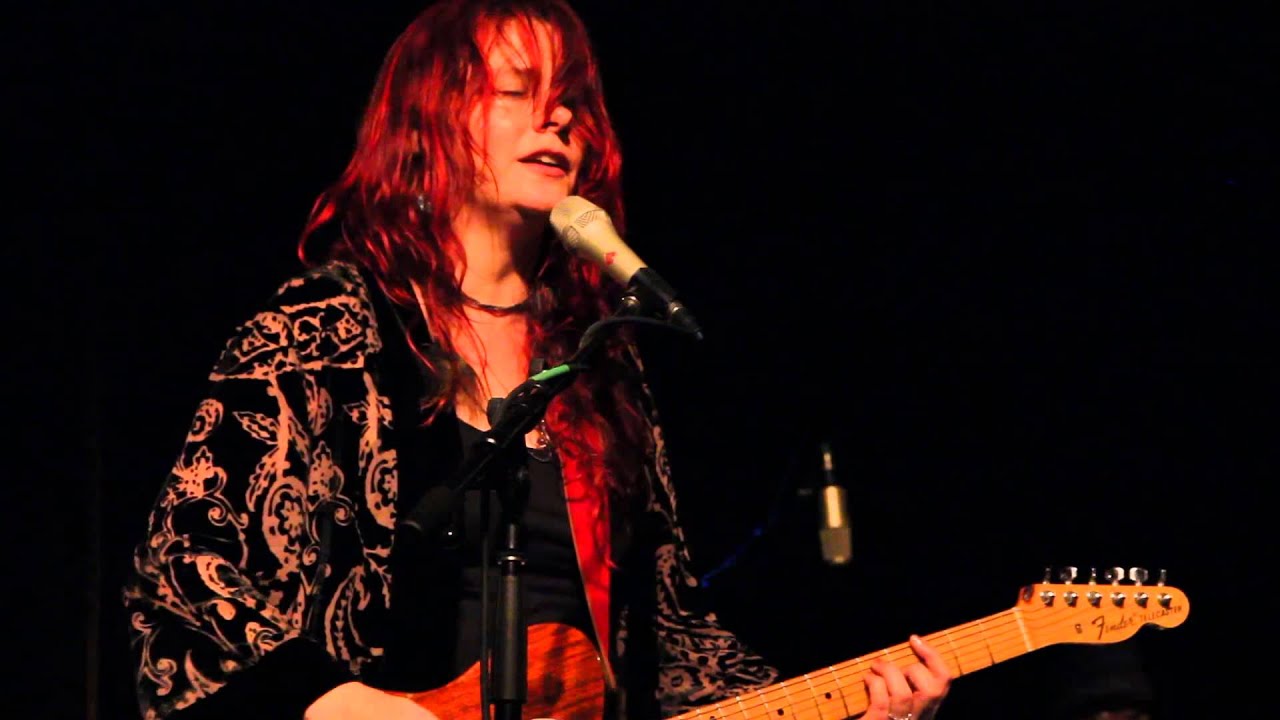 Carolyn Wonderland - Moon Goes Missing - YouTube