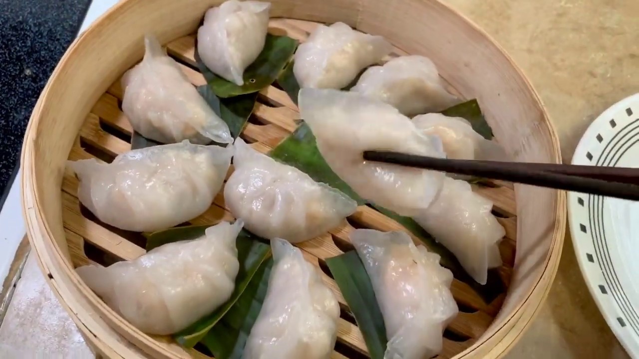 V-25 How to make Crystal shrimp dumplings 怎样做水晶虾饺 - YouTube