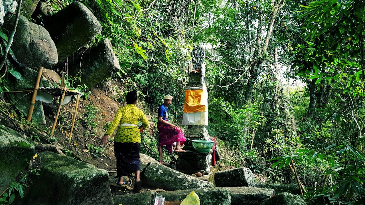 Batu persegi unik di pura Gedong di Antagana.Tabanan. Bali. - YouTube