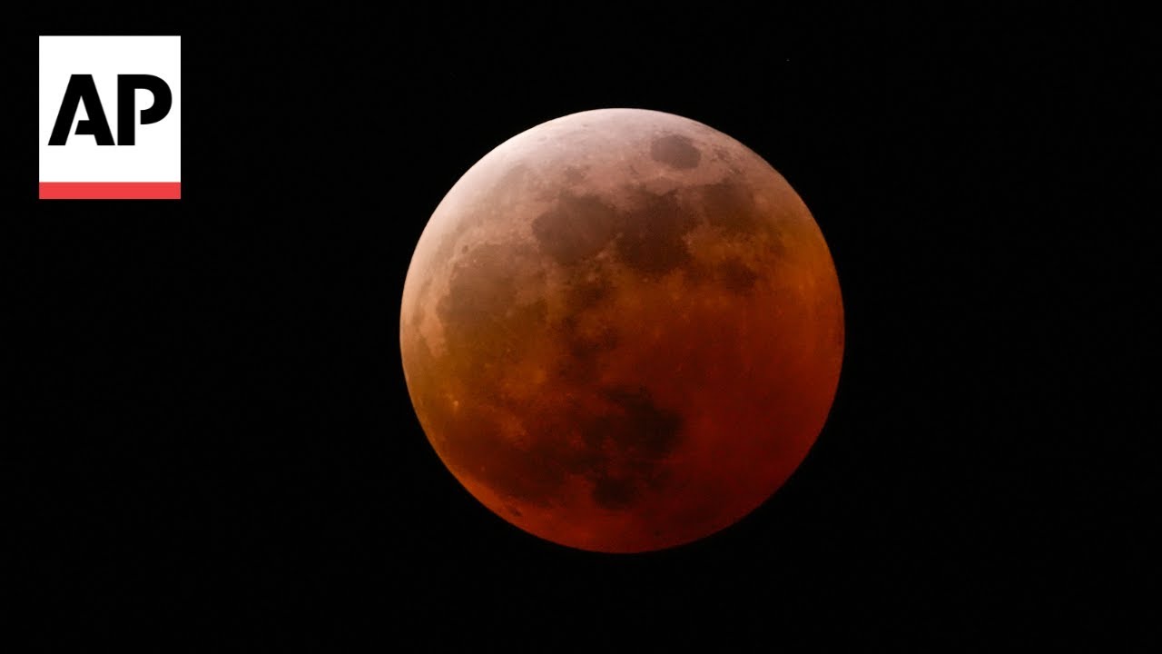 South Americans gather to observe the red ‘blood moon’ lunar eclipse ...