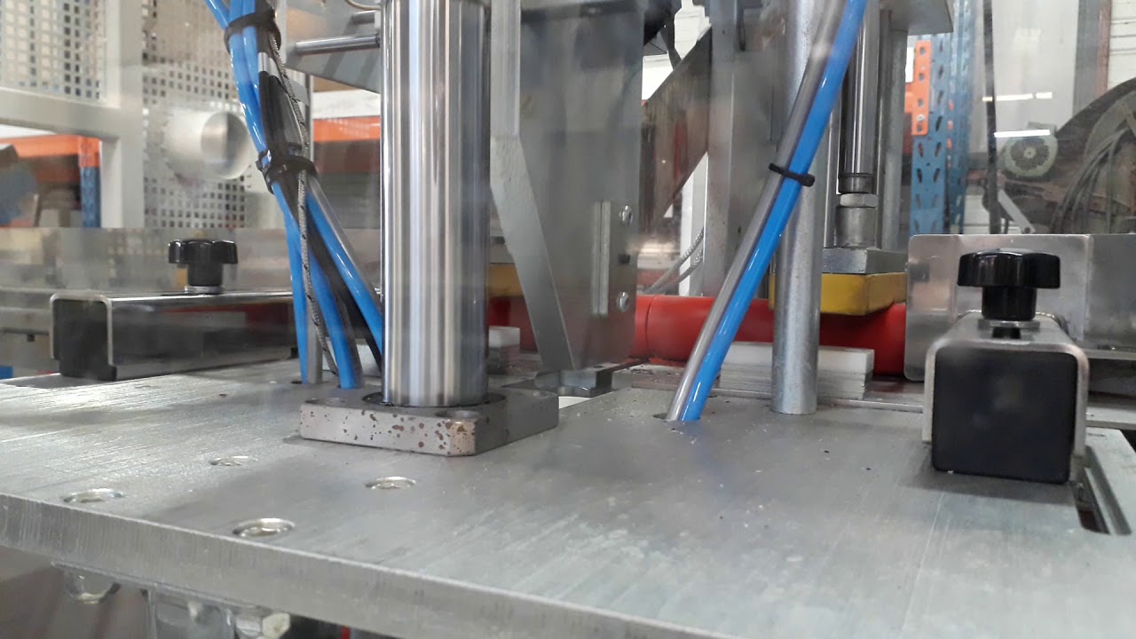 coupe guillotine tube rouge - YouTube