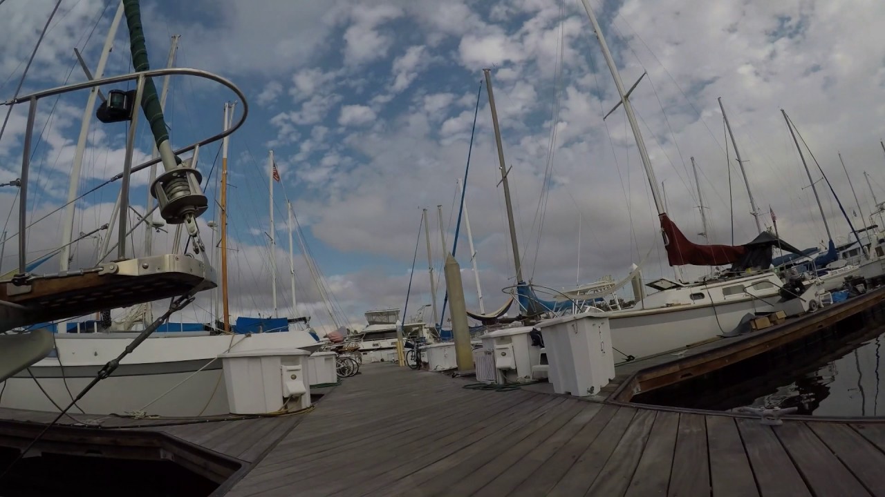 Checking the bottom of a Fuji 35 Sailboat - YouTube