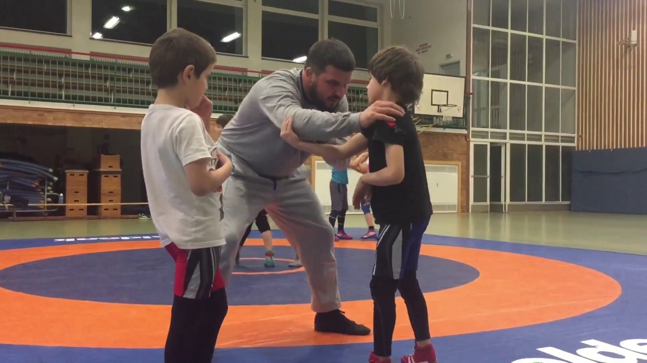 Meister Trainer aus Dagestan zu Besuch beim Weddinger Ringerverein - Kinder Ringen - YouTube