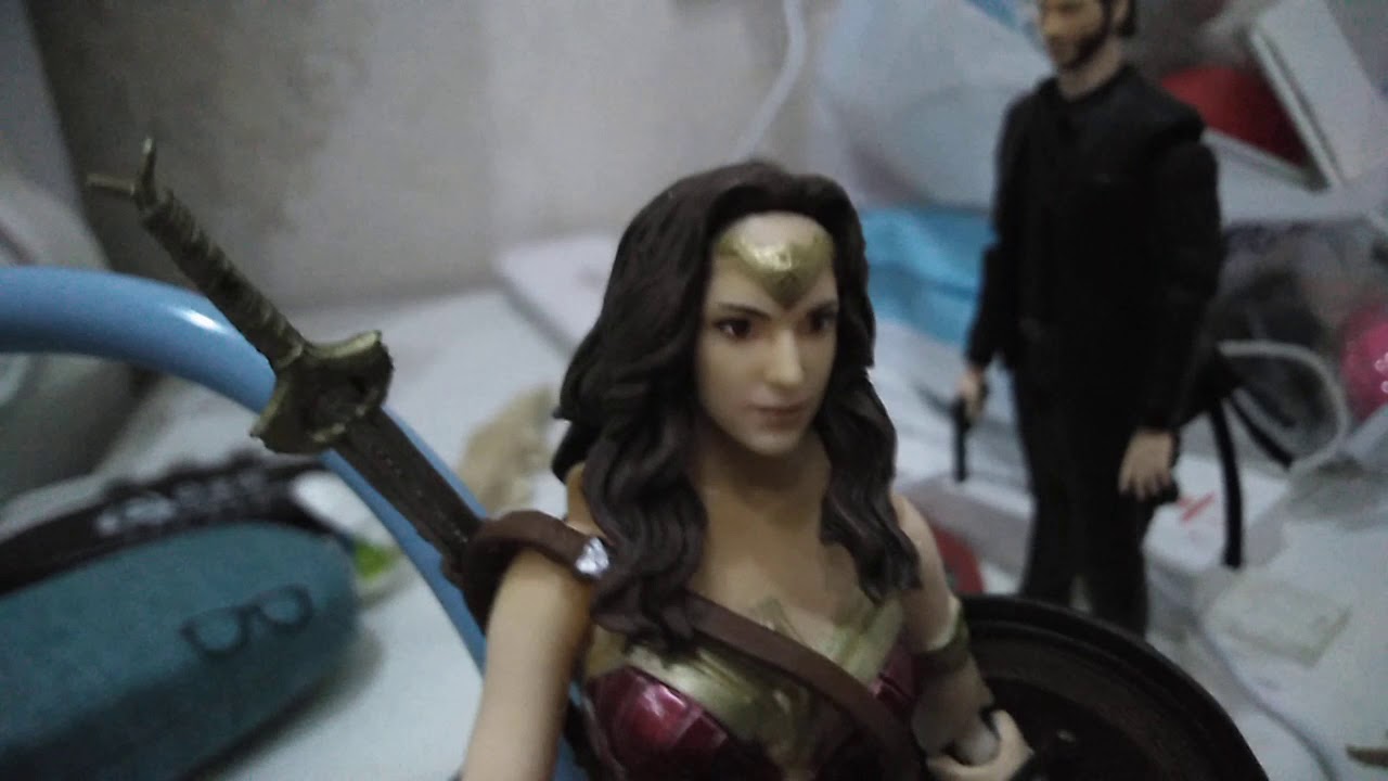 Buff's Mafex bootleg Wonder Woman action figure review - YouTube