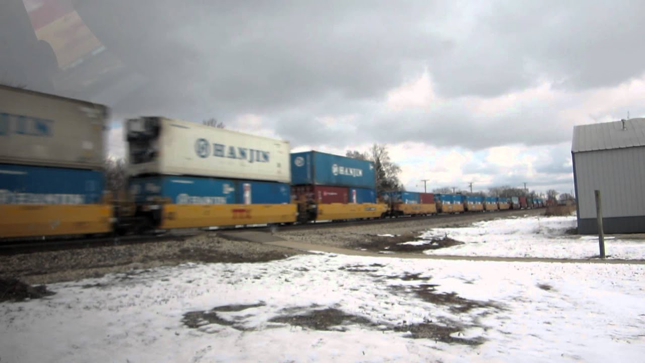 2 Train Meet: BNSF 6700 West and BNSF 4014 East Mazon - YouTube