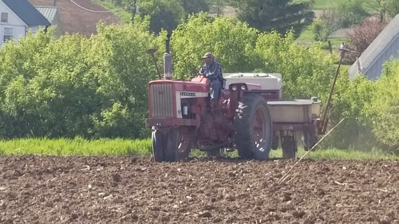 International 706 with Case IH 900 planter getting it done - YouTube