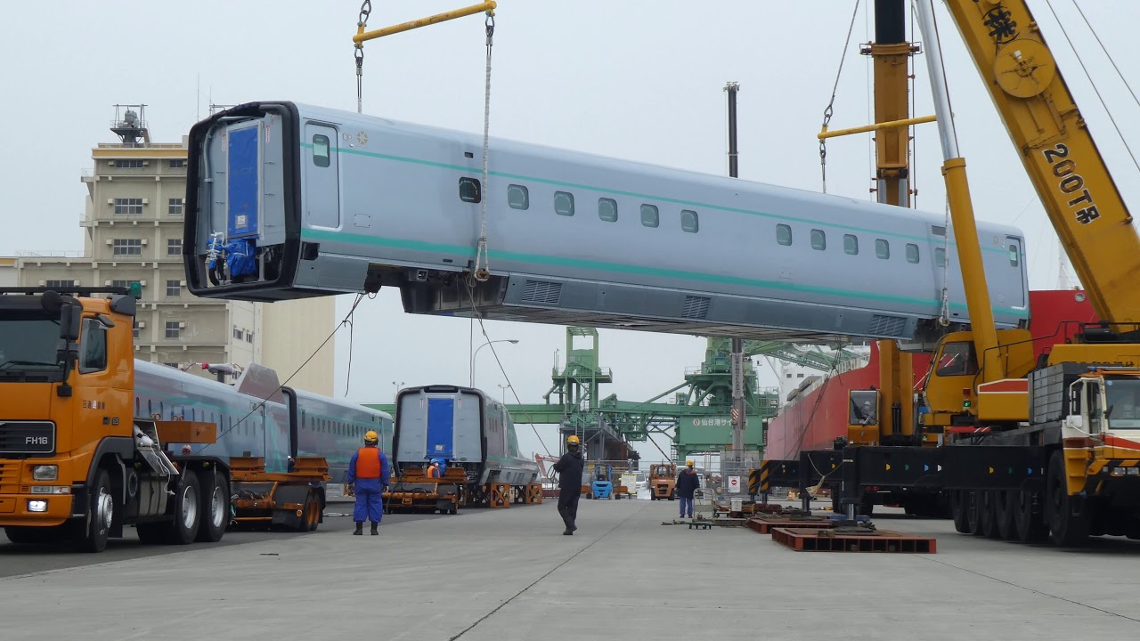 Shinkansen E956-8 陸揚げ - YouTube