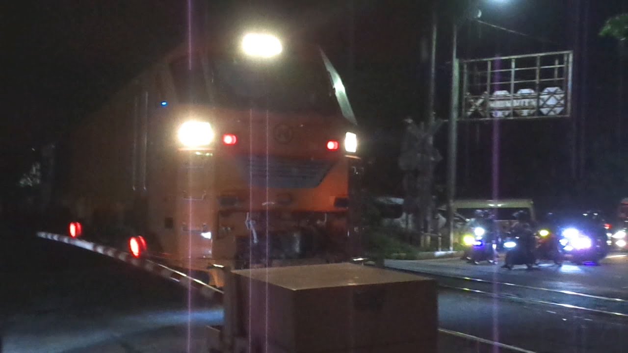 PNR TRAIN MEETS PANDACAN CROSSING - YouTube