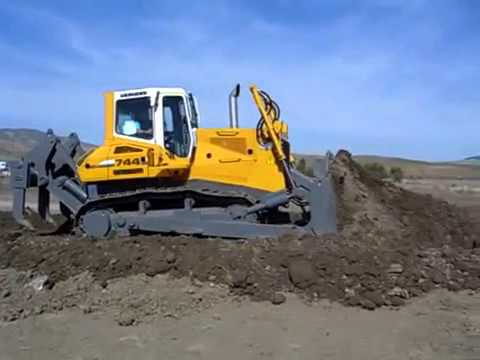 Liebherr PR 744 Litronic - YouTube