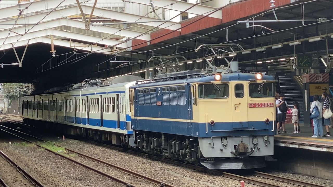 国鉄EF65-2084＋西武新101系(1241編成)【1241編成 西武多摩川線甲種輸送】(9285レ・甲37)警笛鳴らしながら新秋津駅2番線通過シーン 2025.6/14 - YouTube