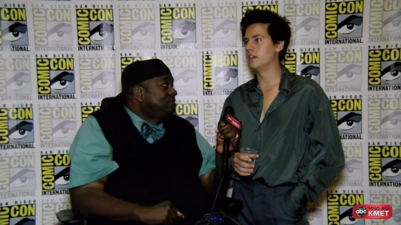EZ - Cole Sprouse Interview for Riverdale at Comic-Con - YouTube