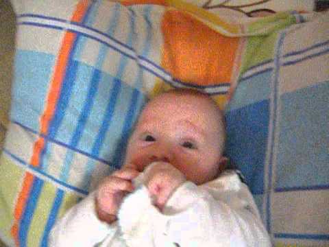 Tuna 3 aylık parmağını emiyor