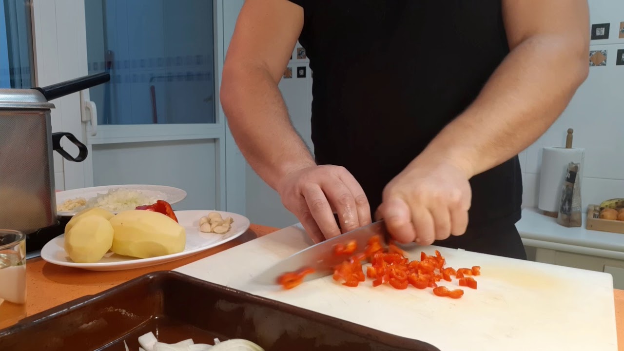 Huevas frescas de maruca en salsa con patatas panaderas - YouTube