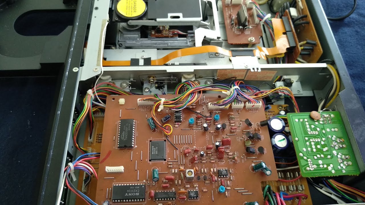 QUICK LOOK INSIDE ''ADS CD3'' VINTAGE CD PLAYER - YouTube