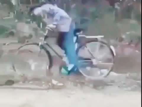 Türbanlı teyze bisiklete binerken altta kaldı.