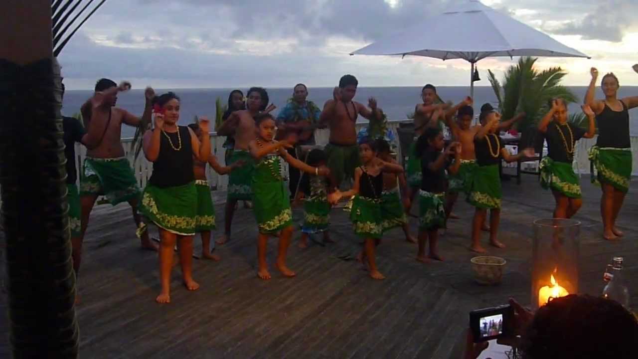 Niuean Singing and Dancing - YouTube