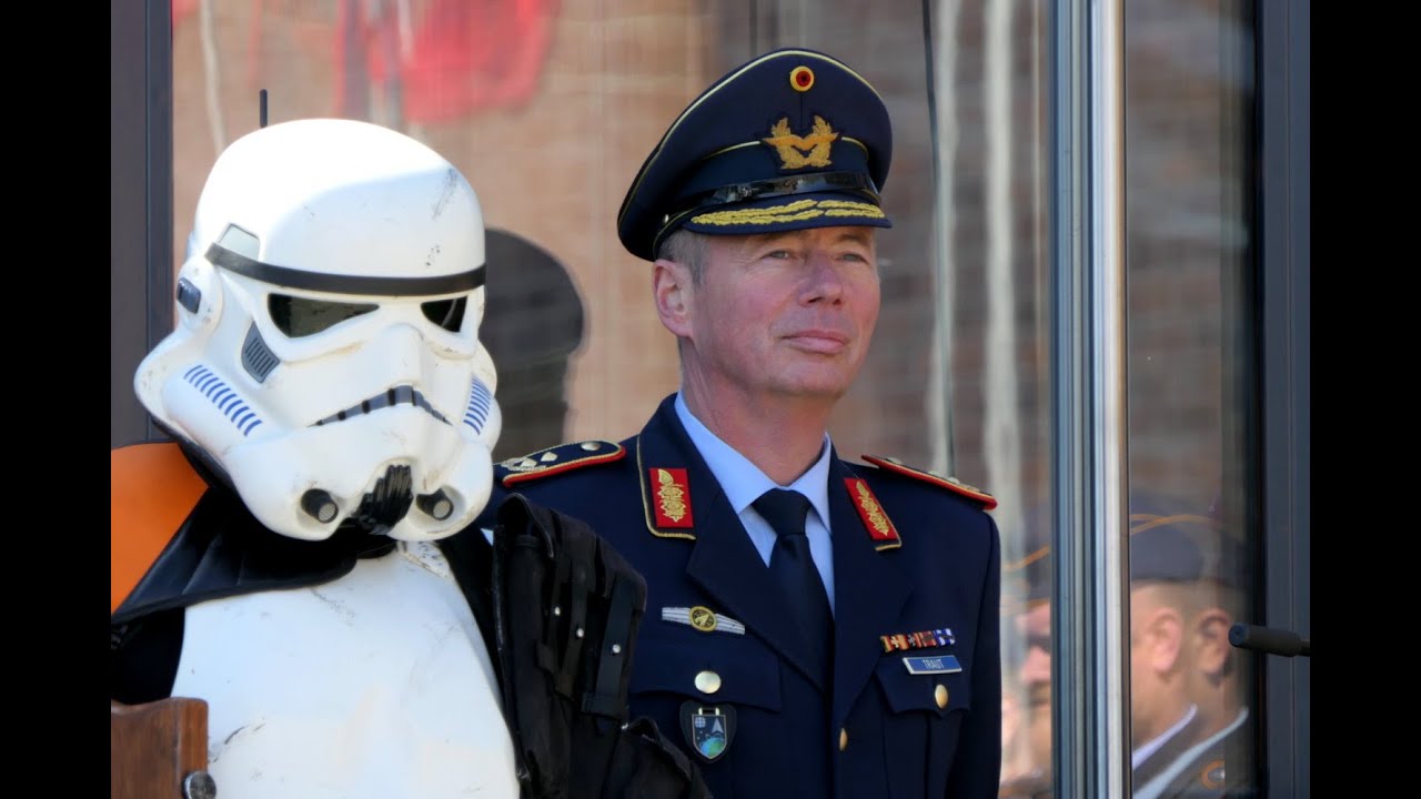 General Traut über das Weltraumkommando - YouTube