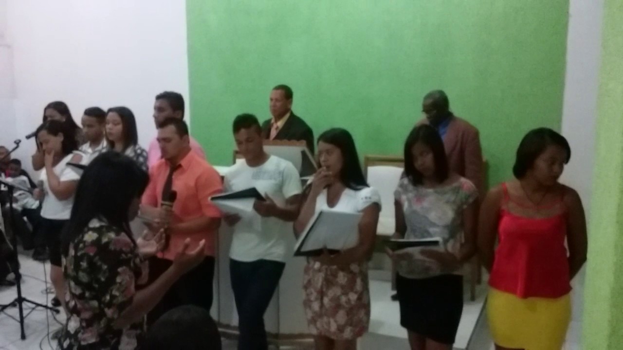 Grupo de jovens da igreja pentecostal edificando almas louvando ao Senhor - YouTube