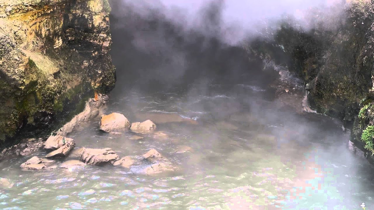 Yellowstone Geyser Dragon Cave Smok Wawelski - YouTube