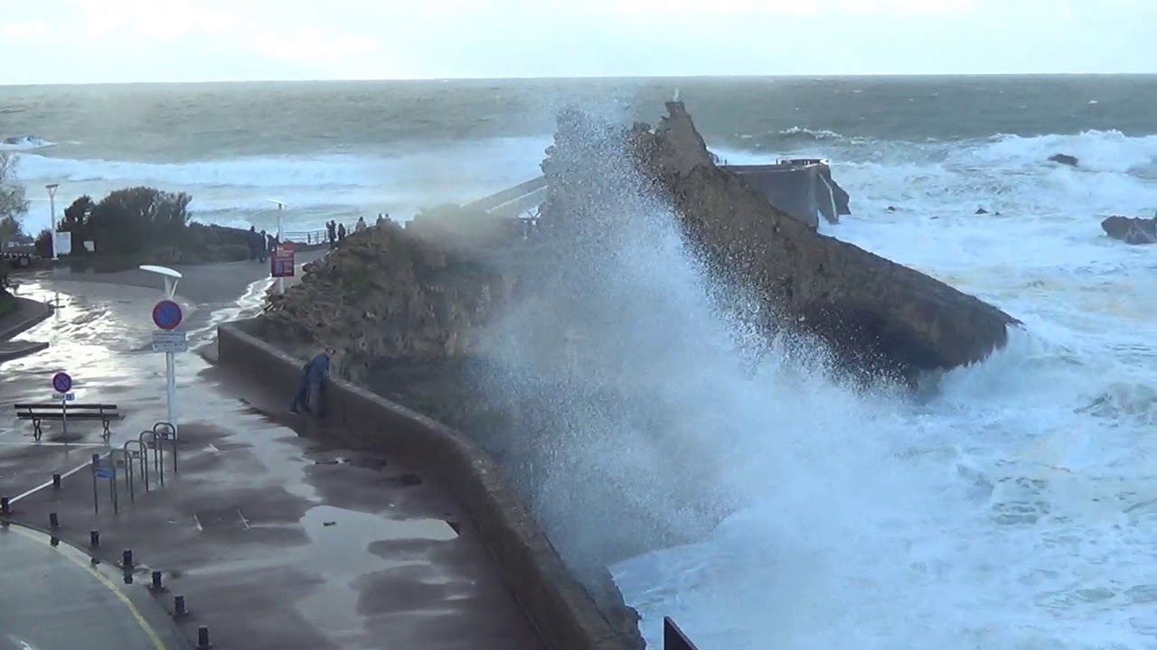 Grosse vagues à Biarritz après Amélie (novembre 2019) - YouTube