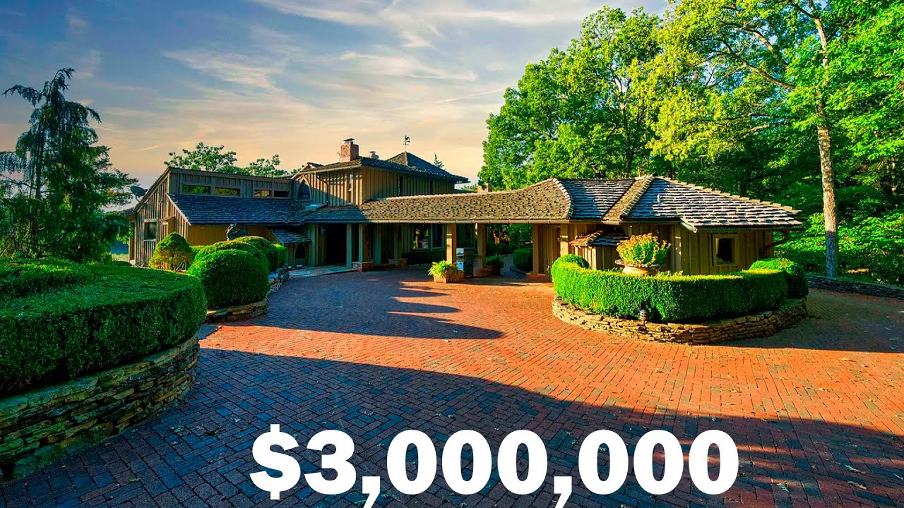 Luxurious and expensive house on the cliffs overlooking the Finlay ...