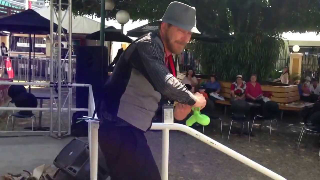 Mike Van Acker - Most Balloon Dogs in 90 Seconds - YouTube