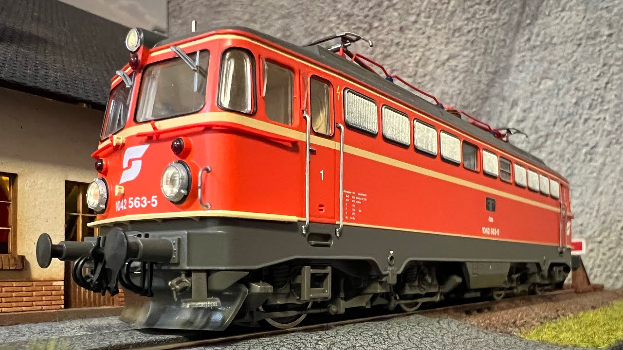 ÖBB 1042 563-5 von Roco mit Zimo-Sound - YouTube