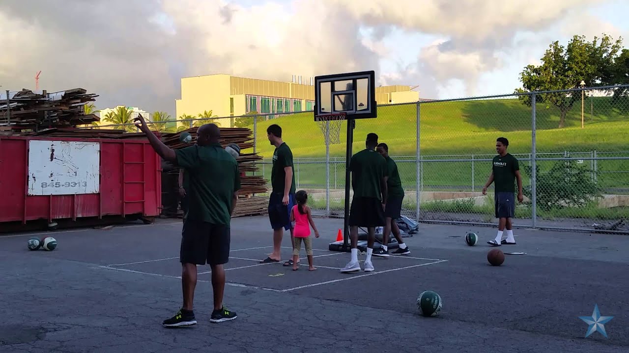 UH men's hoops team visits homeless shelter - YouTube