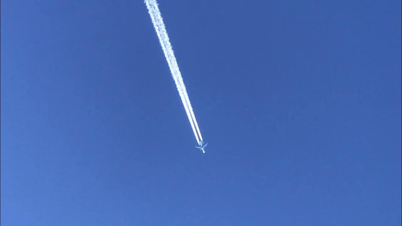 (Delta Airlines) Airbus A330-941N cruising overhead with contrails in clear skies at 38,000 ft ...