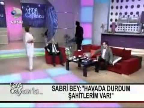 Esra Ceyhan'da kendini yerlere vuran adam