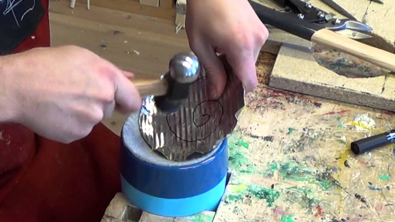 Slå skål 2 Driva plåten (Plåtslöjd) - YouTube