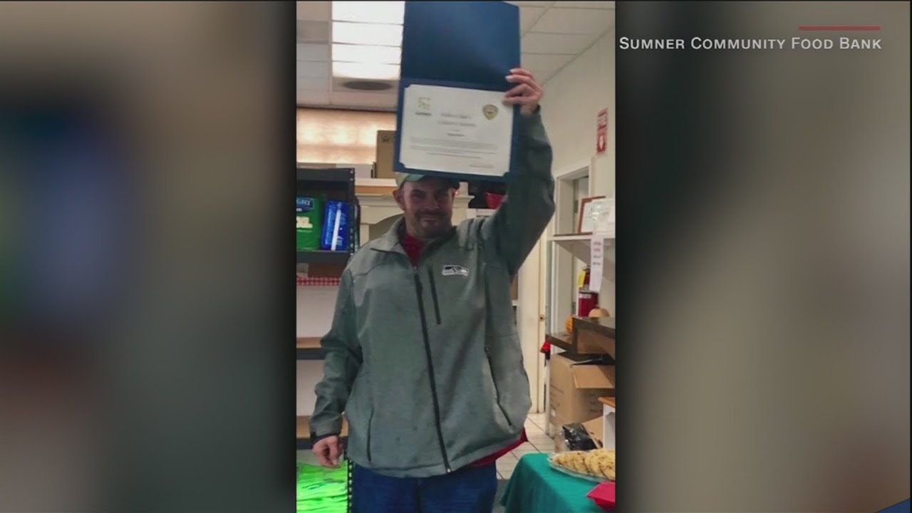 Homeless man returns $17K money bag - YouTube