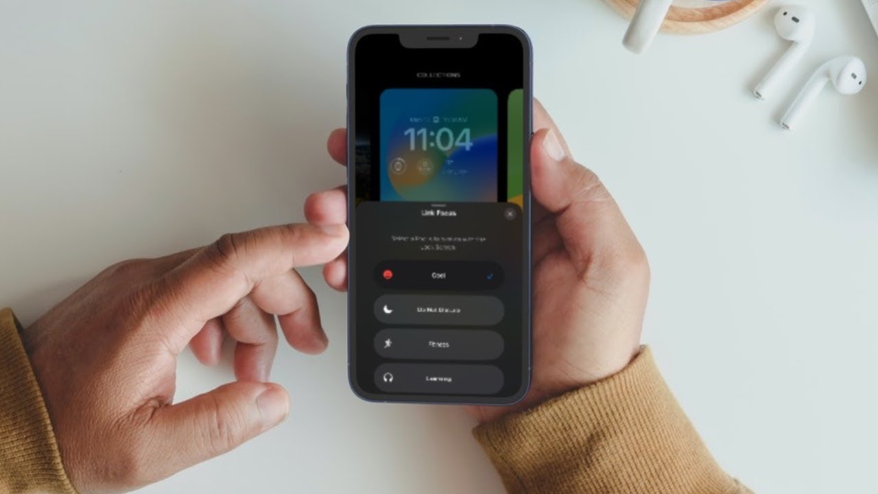 How to Switch to a Different iPhone Lock Screen in iOS 16 🔥🔥 - YouTube