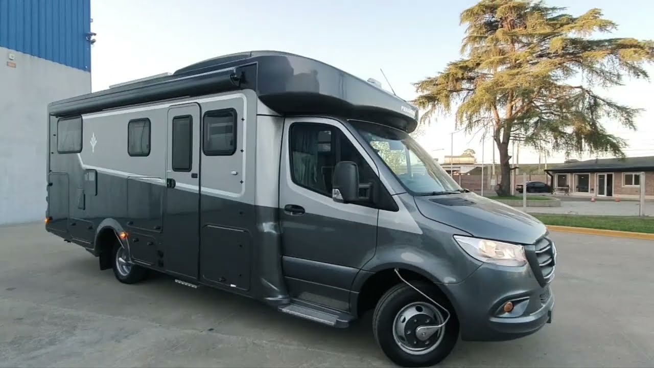 Motorhome con opcional de pintura especial en gris oscuro | Modelo G920 ...