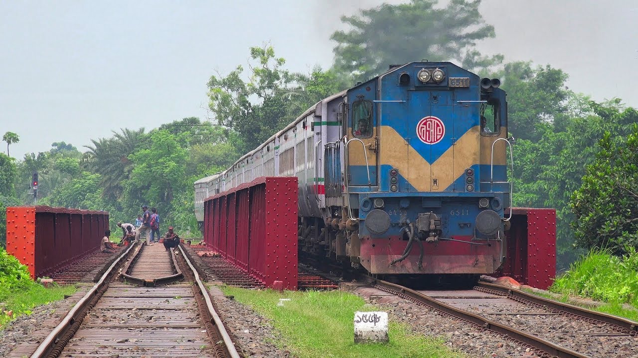 Rupsha Express passing through Alamdanga Rail Bridge powered by BR ALCO ...