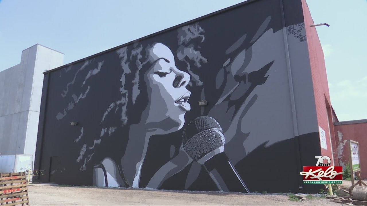 Largest mural artist ever painted finished by Levitt - YouTube