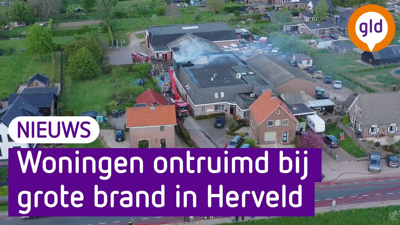 Woningen ontruimd bij grote brand in Herveld - YouTube