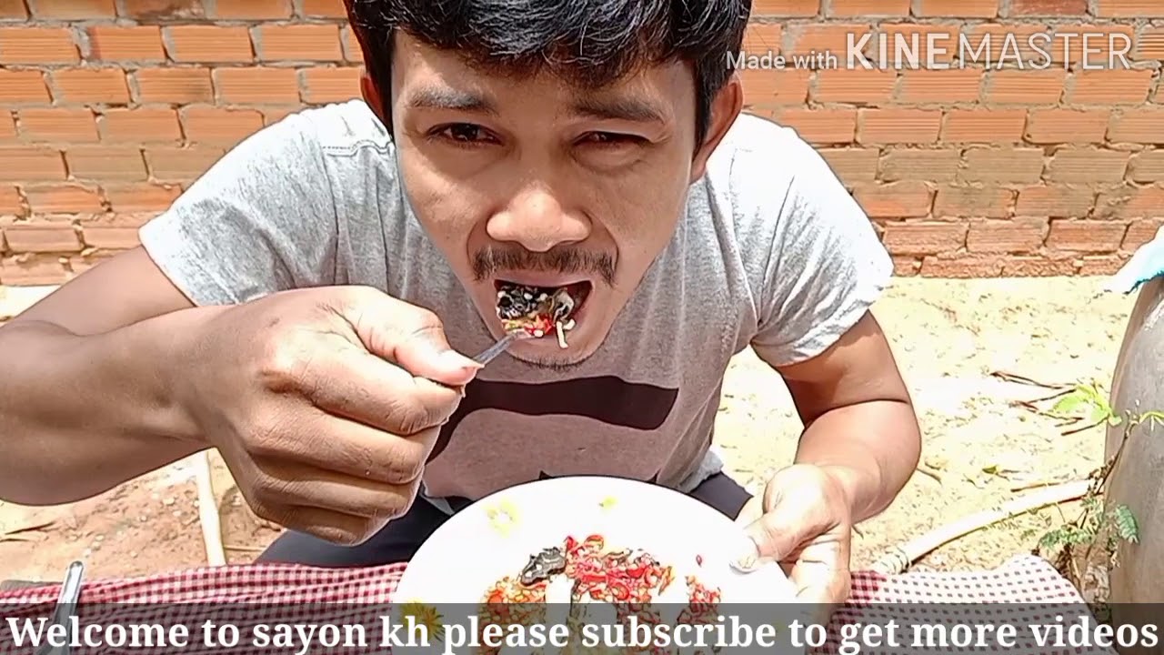 Wow the man eating fresh snail so nice and delicious like want to eat ...