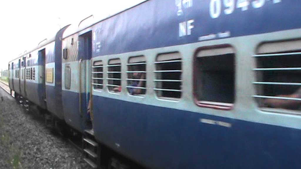 Twin WAG-5A(P) Tamralipta Superfast crosses WAP-4 Paharia Express at ...