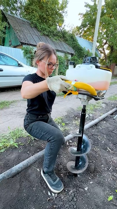 Бурю лунки под столбы для забора! Часть 3 #наташкаплюс #diy - YouTube