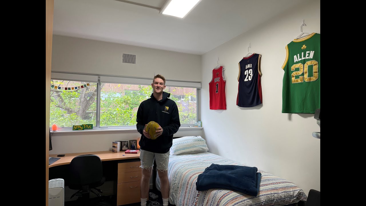 Undergraduate room tour with Hayden Parrott - YouTube