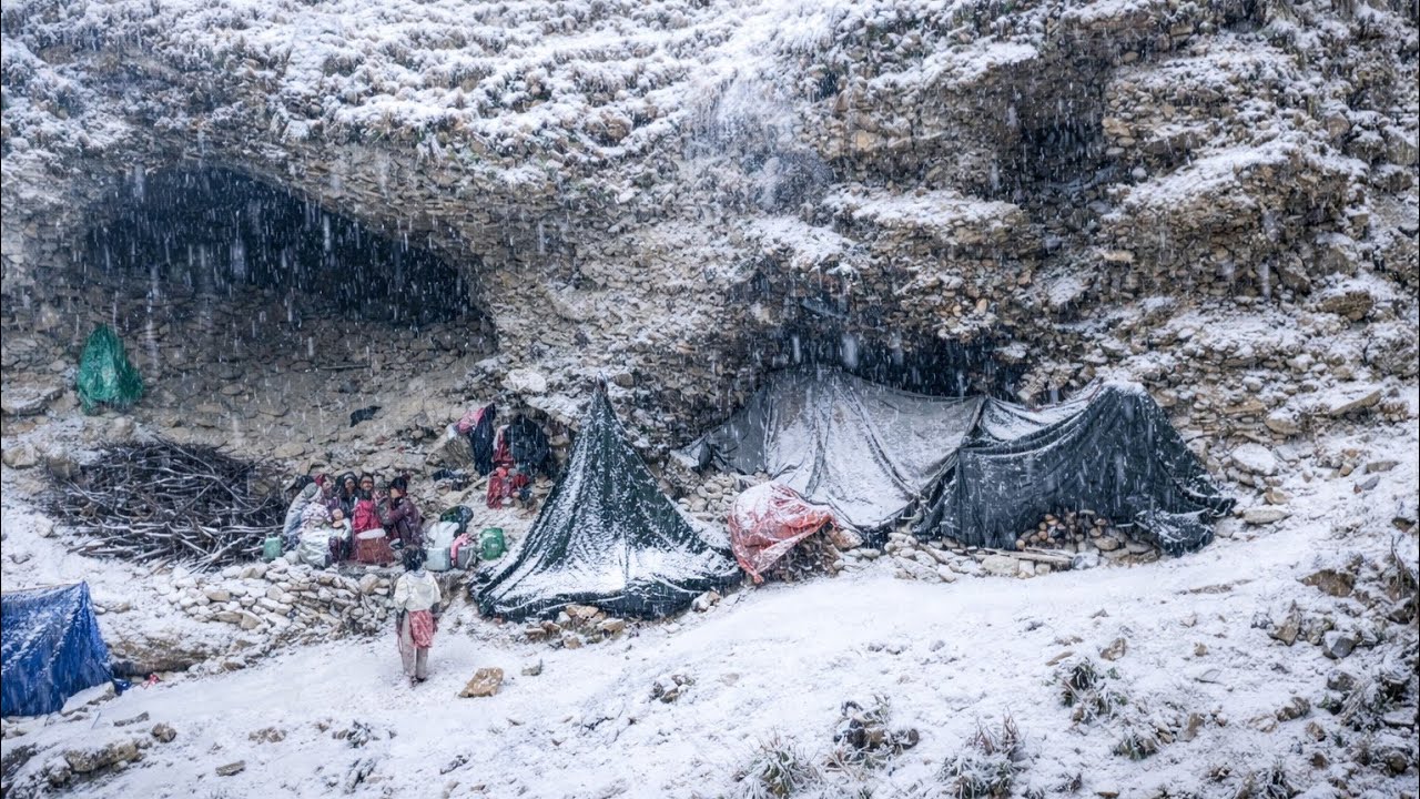 This Is Living Naturally In A Freezing Mountain Village|| Snowfall ...