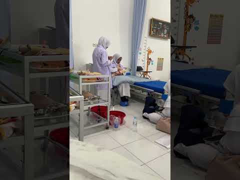 Belajar praktek mengajarkan teknik menyusui oleh mahasiswa putri nia