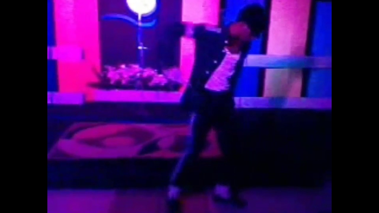 Best moonwalk ever by a very good tribute dancer to Michael Jackson for ...