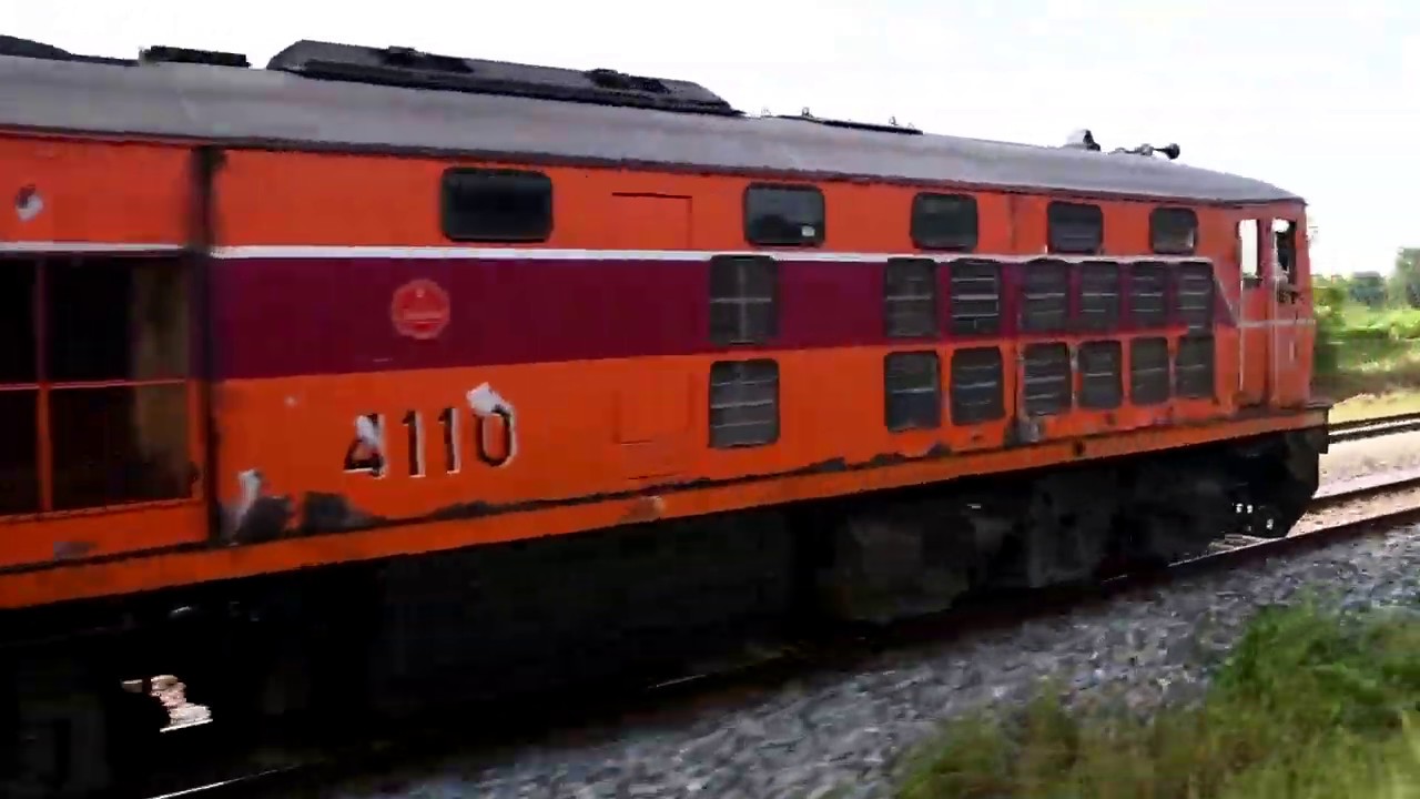 State Railway of Thailand, Two trains running on parallel tracks - YouTube