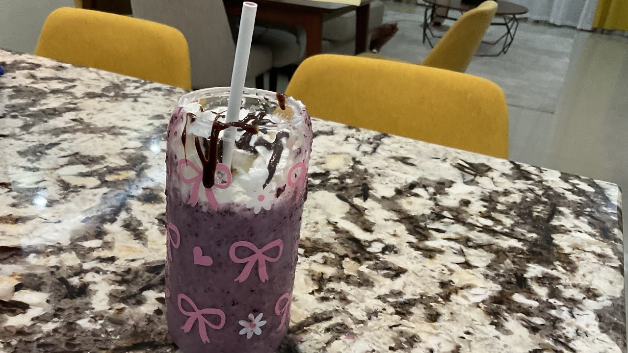 I MADE A BLUE BERRY AND STRAWBERRY SMOOTHIE (IT TASTED HORRIBLE🤮🤢 ...