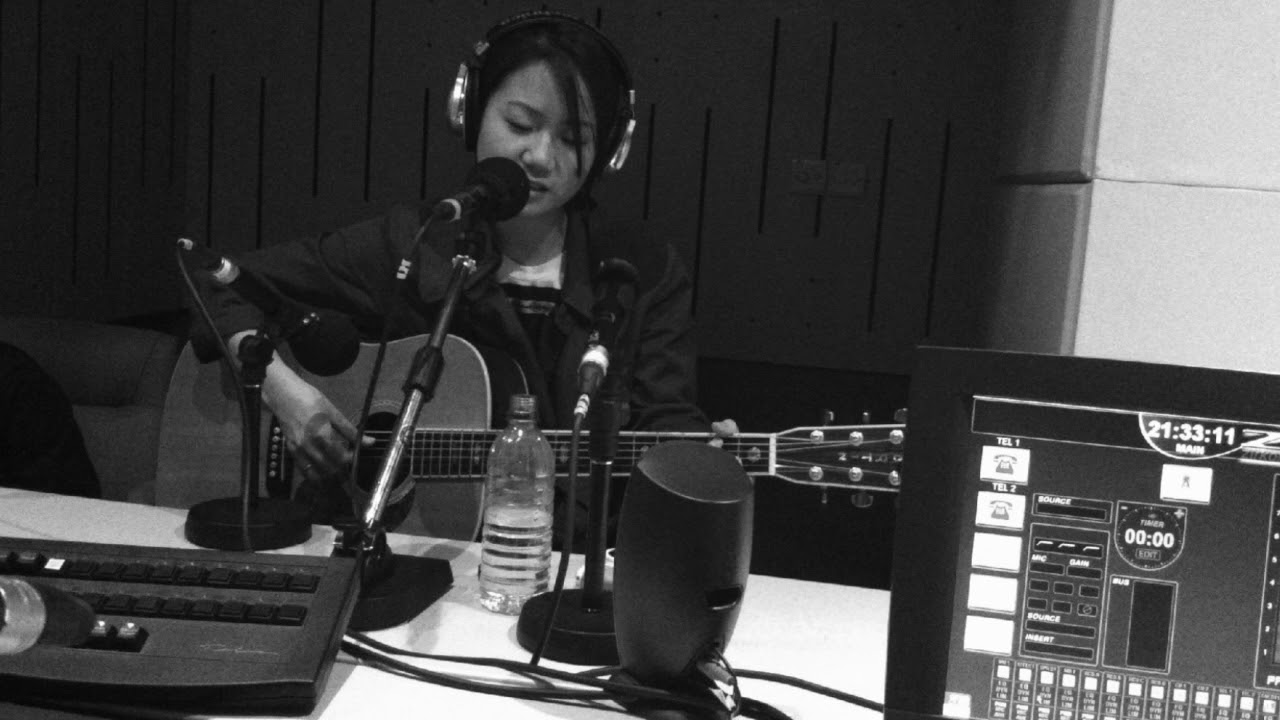 盧凱彤 Ellen Loo 100.3 interview (Singapore) - April 2012 - YouTube