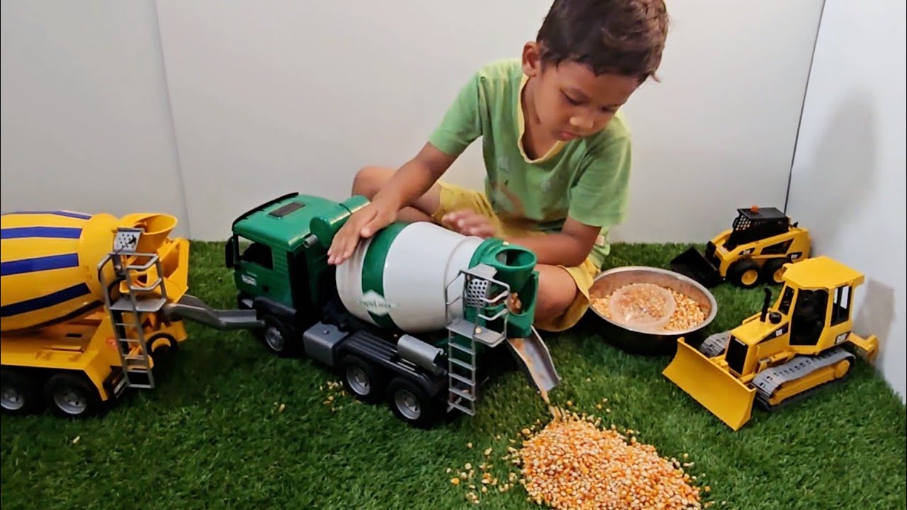 Bermain mobil truk dan jagung, mobil truk molen, wheel loader ...