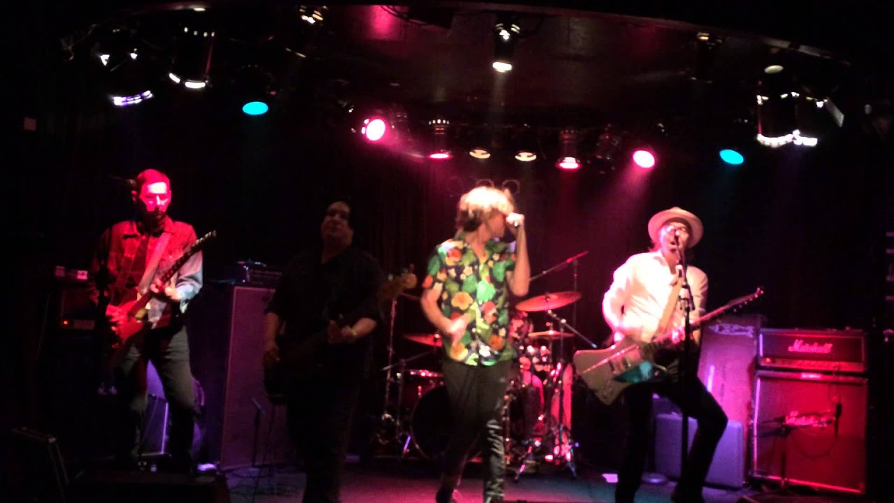 Fizzy Bangers "Ear Plugs" Live - YouTube