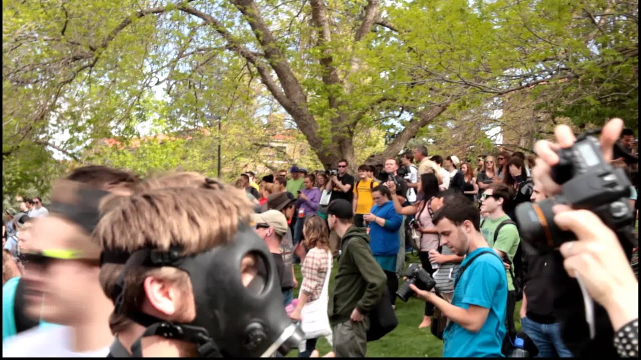 STUDENTS JOIN PROTESTERS IN FIELD AT CU BOULDER 420 - YouTube